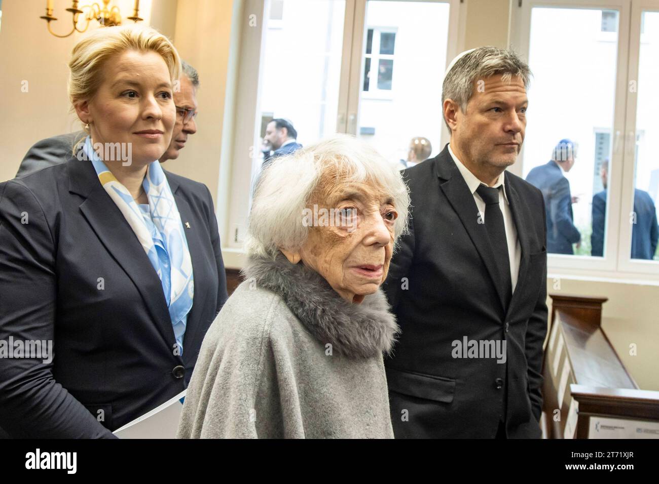 L-R Berlins Wirtschaftssenatorin Franziska Giffey, Holocaust ...