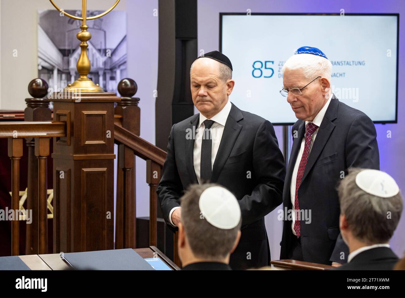 Bundeskanzler Olaf Scholz C und der Präsident des Zentralrats der Juden ...