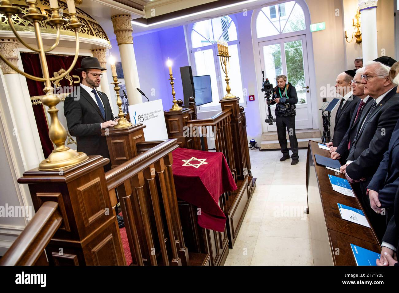Rechts im Bild Bundeskanzler Olaf Scholz, der Präsident des ...