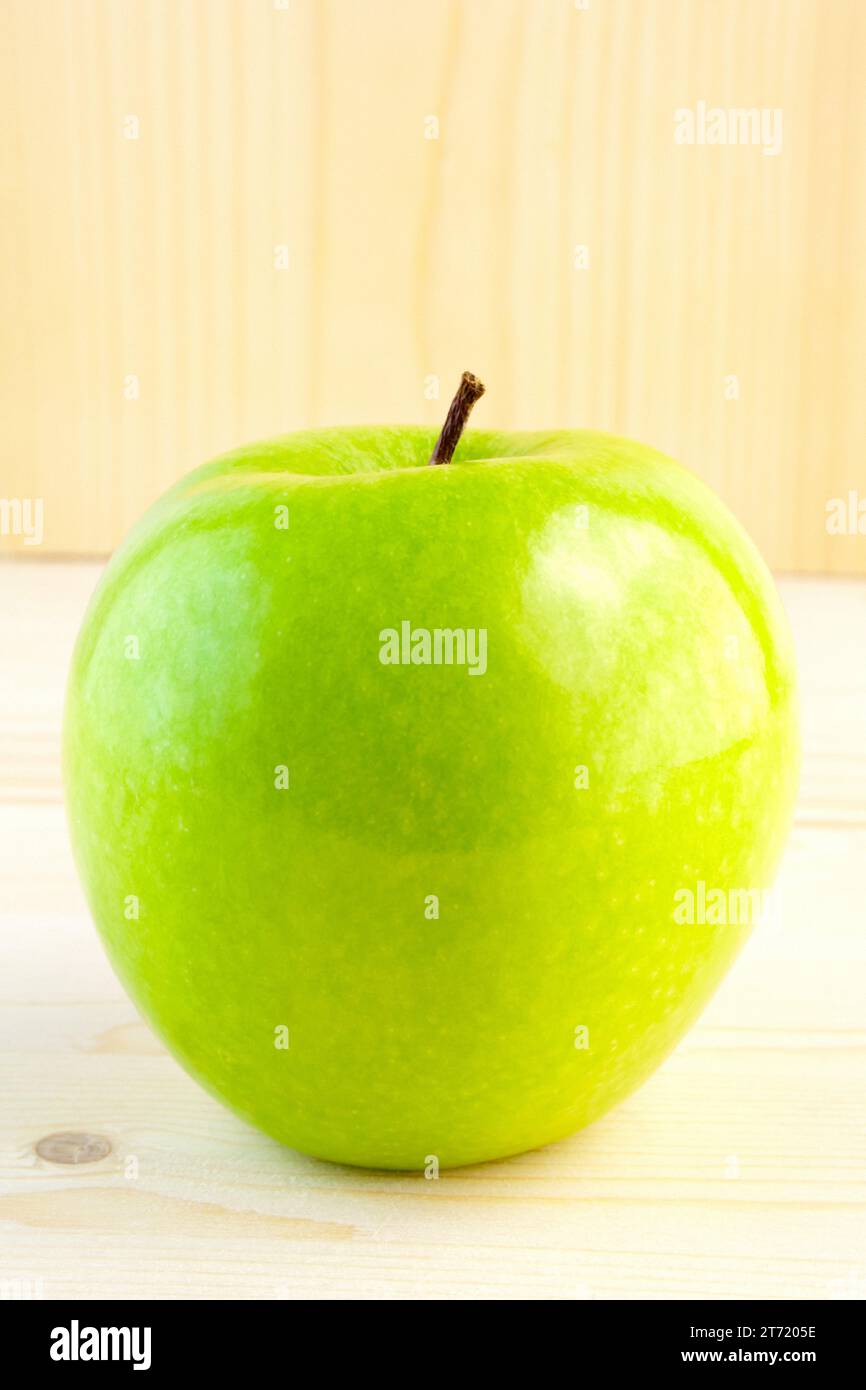 Green apple on the table hi-res stock photography and images - Alamy