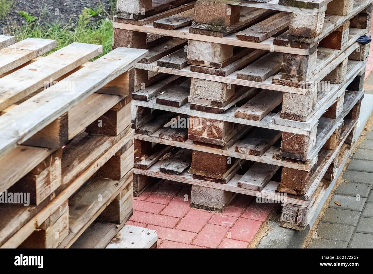 Close up view of a stack of wooden pallets Stock Photo - Alamy