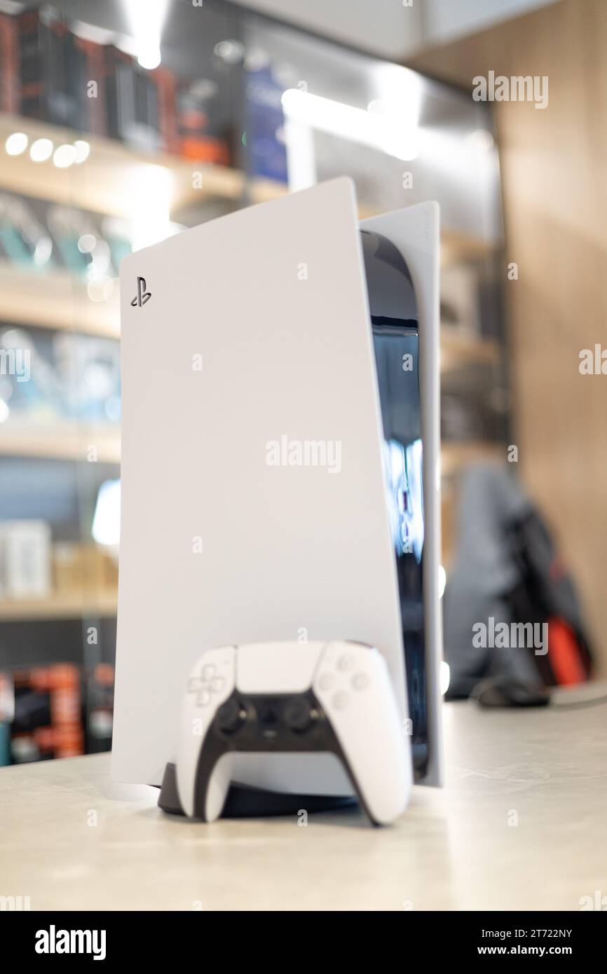Playstation 5 store hi-res stock photography and images - Alamy