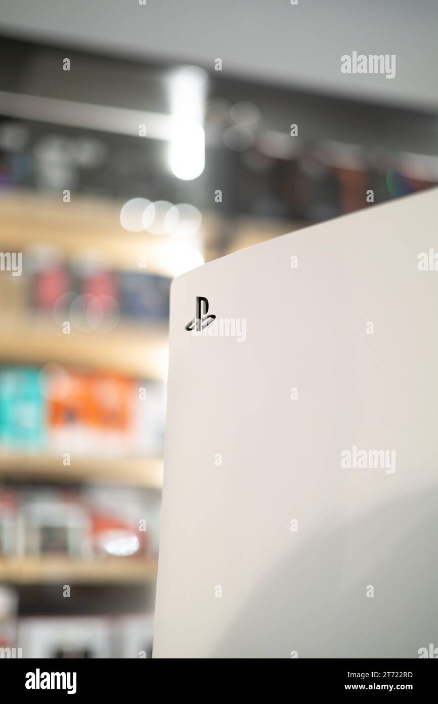 Playstation 5 store hi-res stock photography and images - Alamy