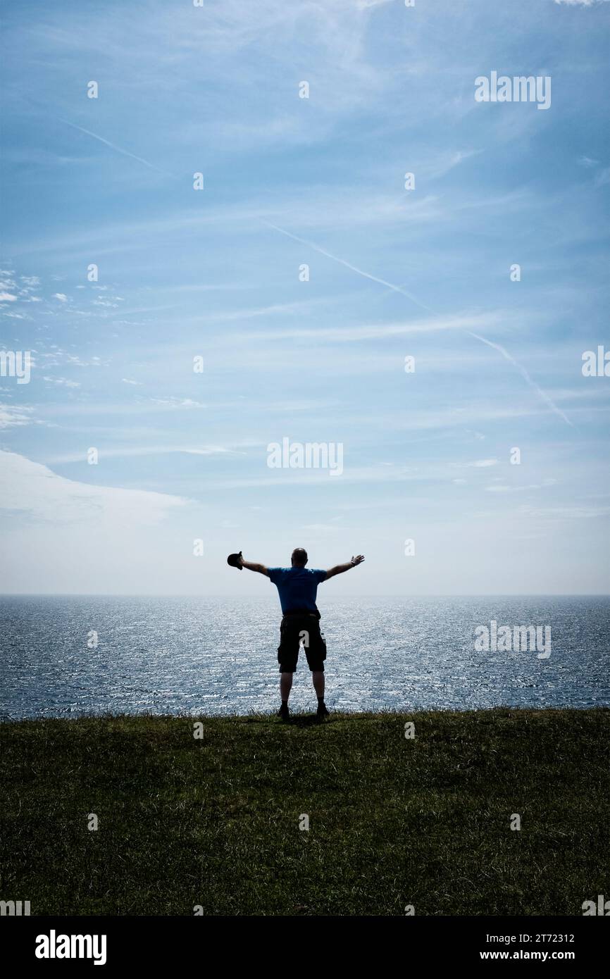 Arms outstretched back view hi-res stock photography and images - Alamy