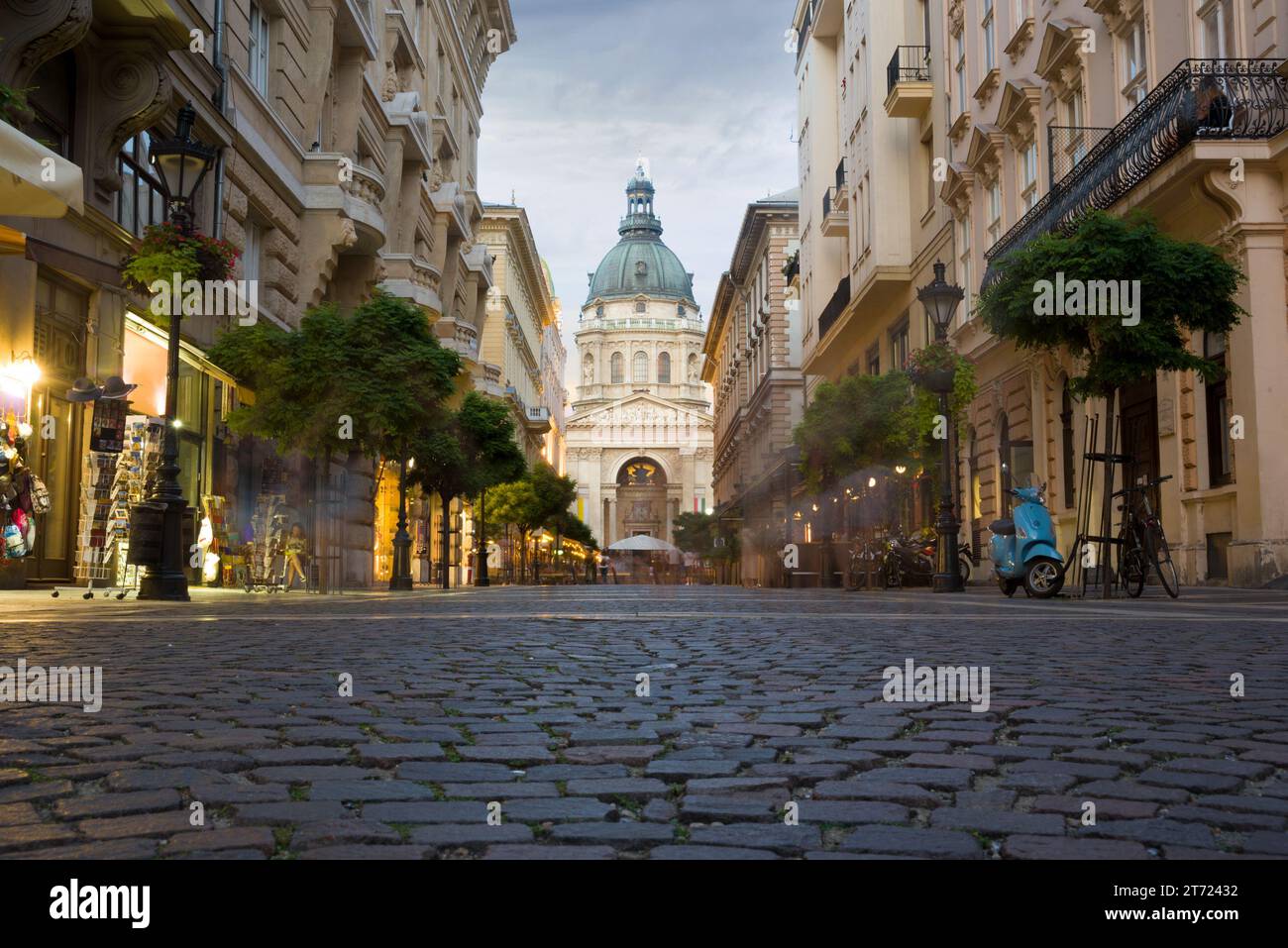 Perspective view facade basilica hi-res stock photography and images ...