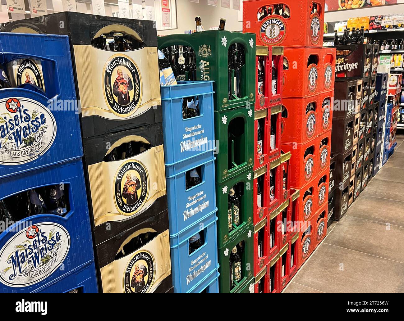 Bierkästen im Supermarkt *** Beer crates in the supermarket Copyright ...