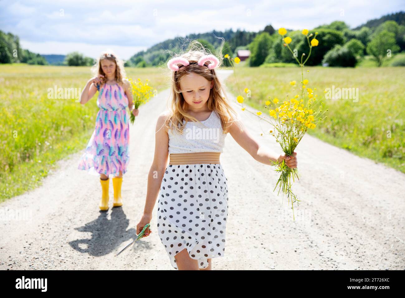 Child walking down rural road hi-res stock photography and images - Alamy