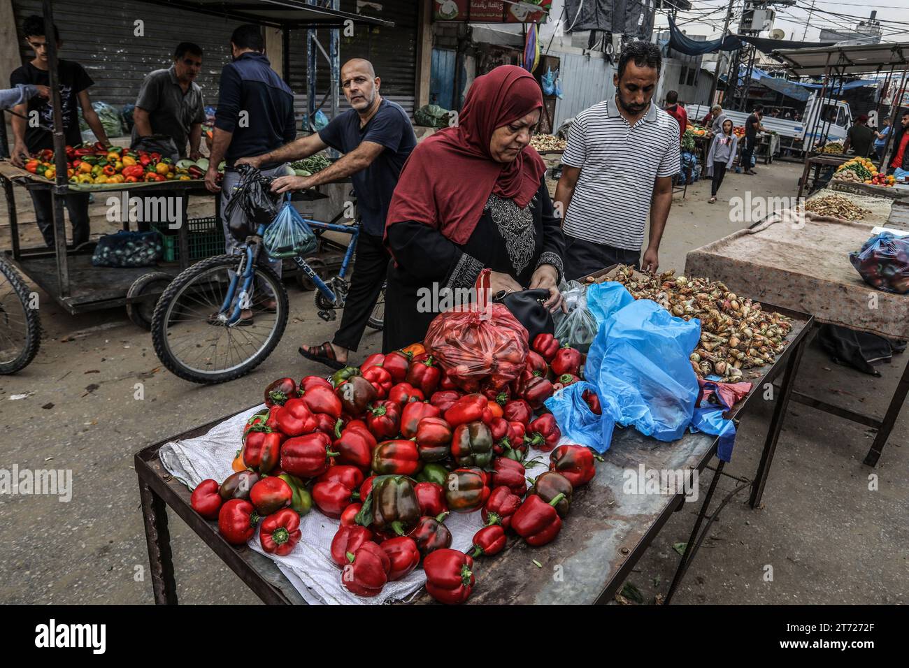 Rafah, Palestinian Territories. 13th Nov, 2023. Palestinians buy food ...