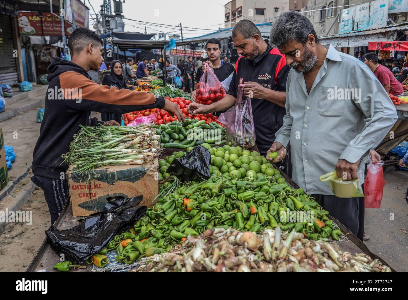 Rafah, Palestinian Territories. 13th Nov, 2023. Palestinians buy food ...