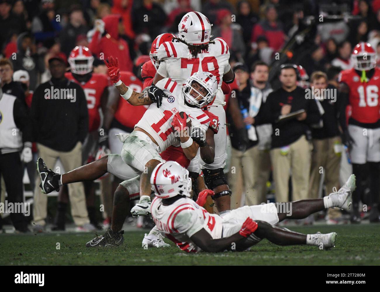 ATHENS, GA - NOVEMBER 11: Georgia Bulldogs Linebacker C.J. Allen (33 ...