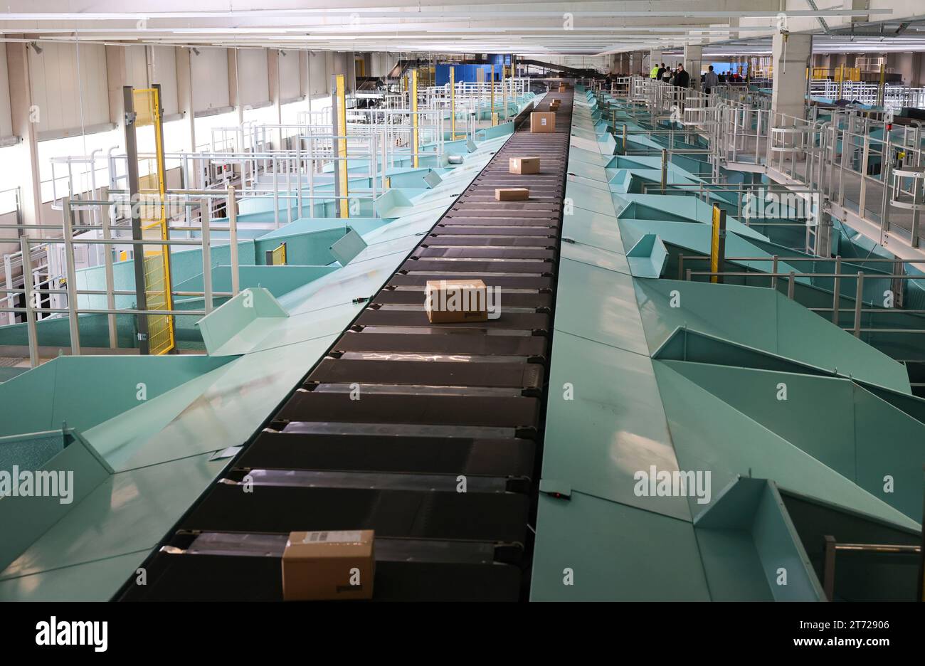 Hamburg, Germany. 13th Nov, 2023. Parcels and packages on conveyor ...