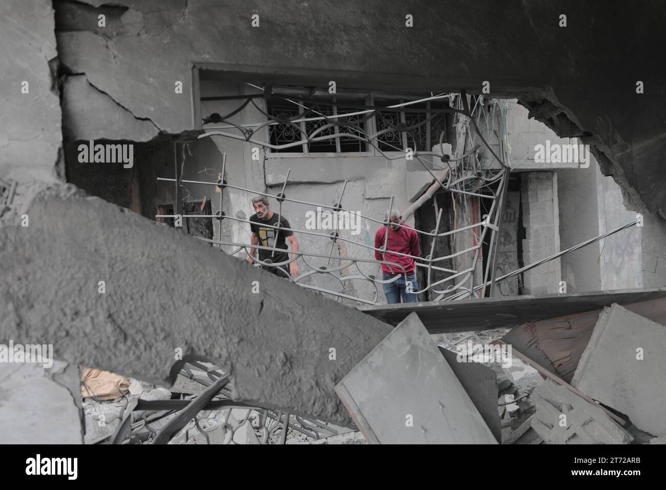 Bureij refugee camp, Palestine. 13 November, 2023. Palestinians inspect ...