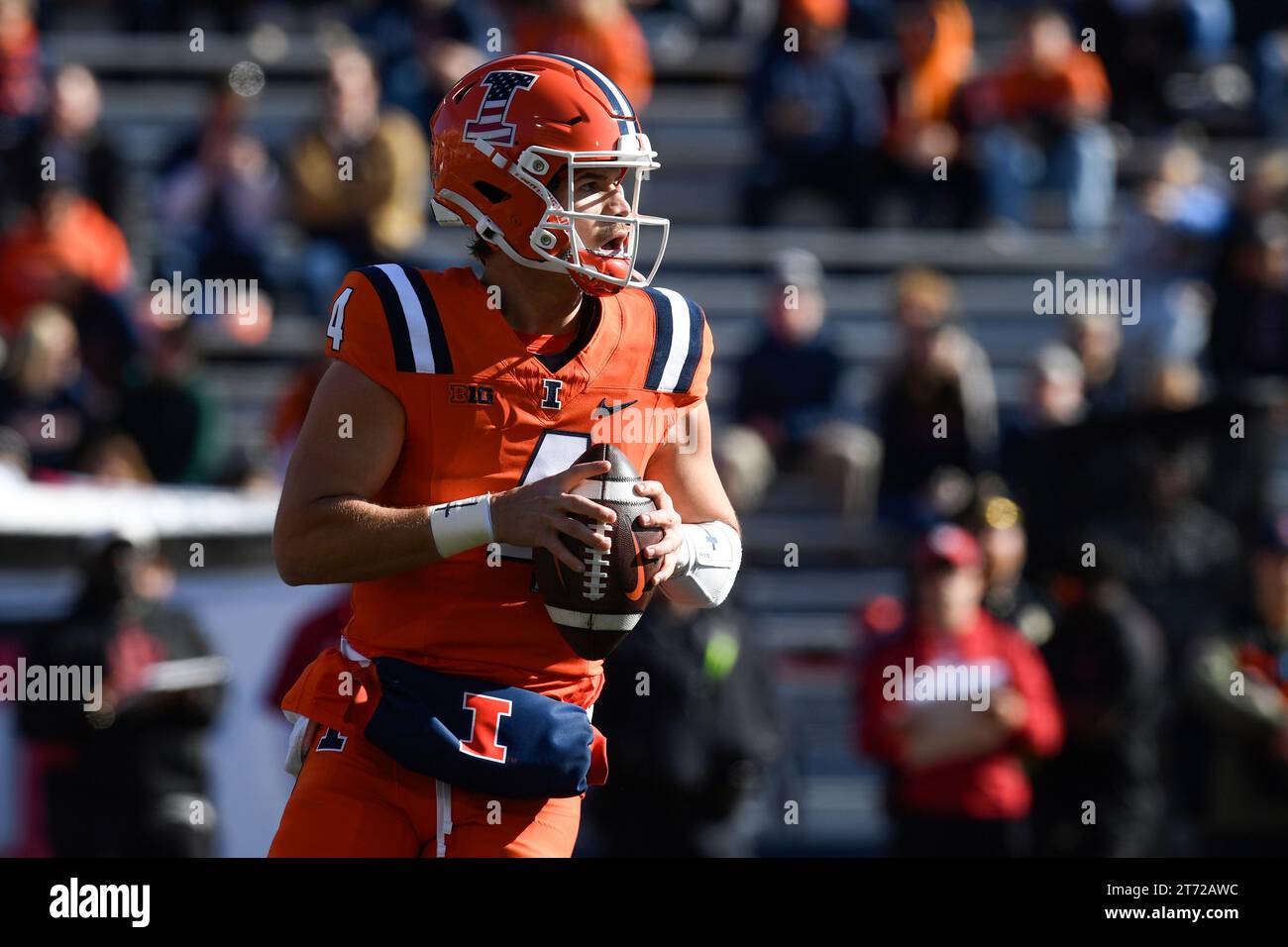 CHAMPAIGN, IL - NOVEMBER 10: Illinois Fighting Illini Quarterback John ...