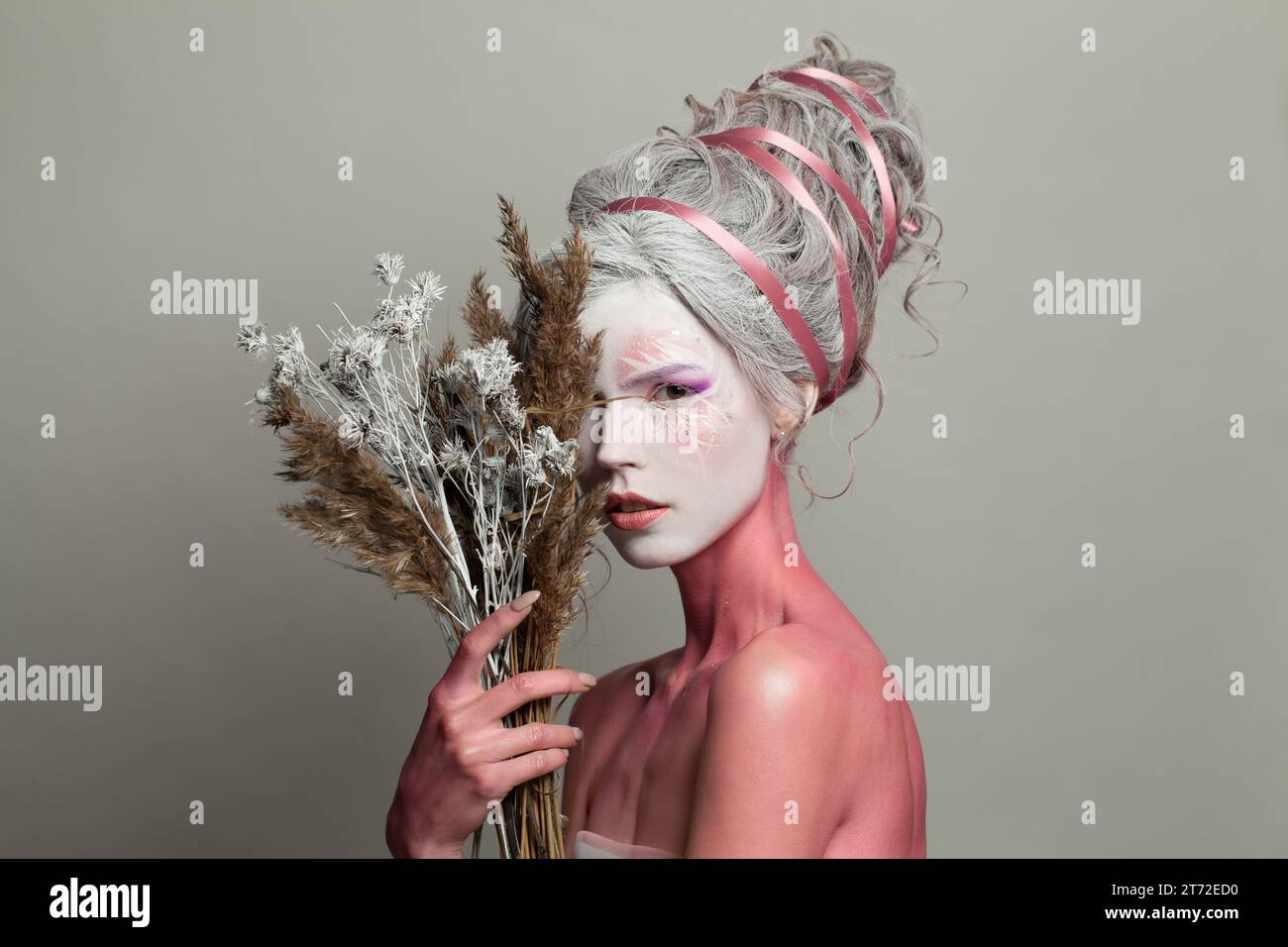 Glamorous witch hi-res stock photography and images - Alamy