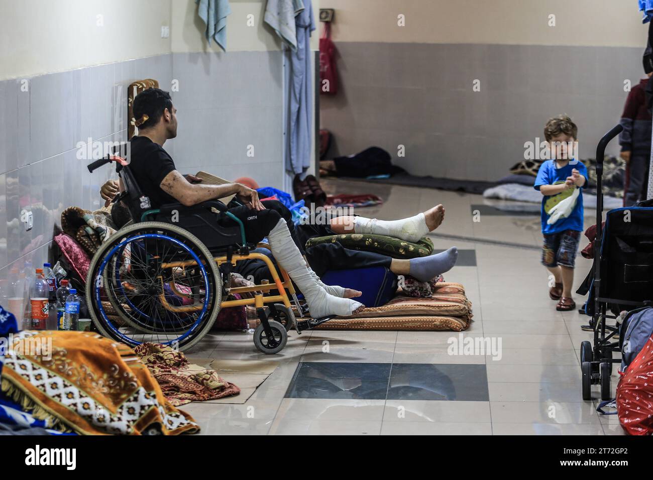 Khan Yunis, Palestinian Territories. 13th Nov, 2023. Atef Al-Helou (C ...