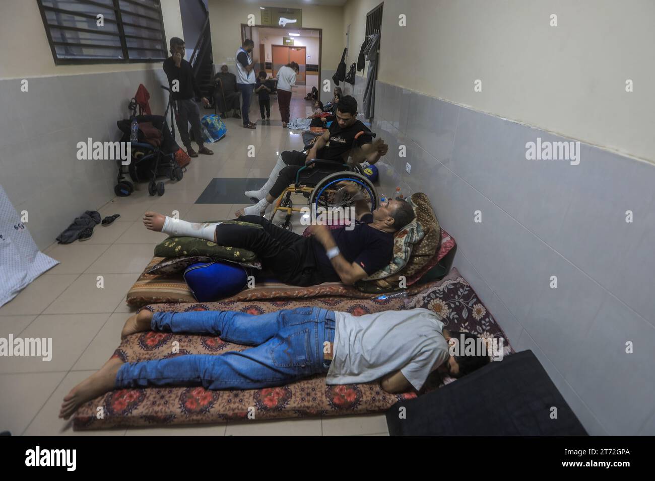 Khan Yunis, Palestinian Territories. 13th Nov, 2023. Atef Al-Helou (C ...