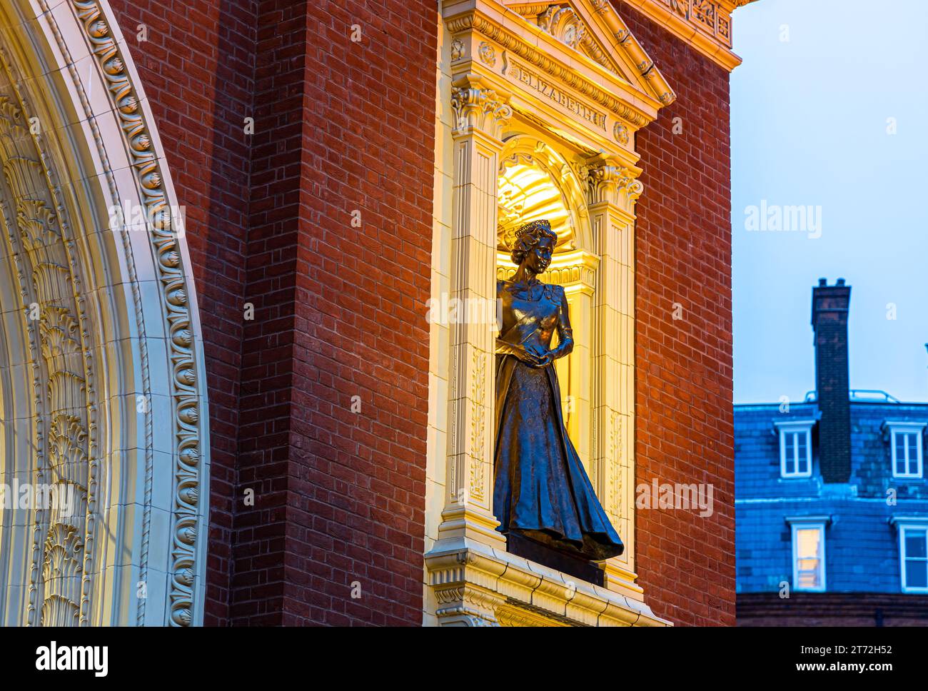 Twilight view of new bronze statues of Elizabeth II and Prince Philip ...