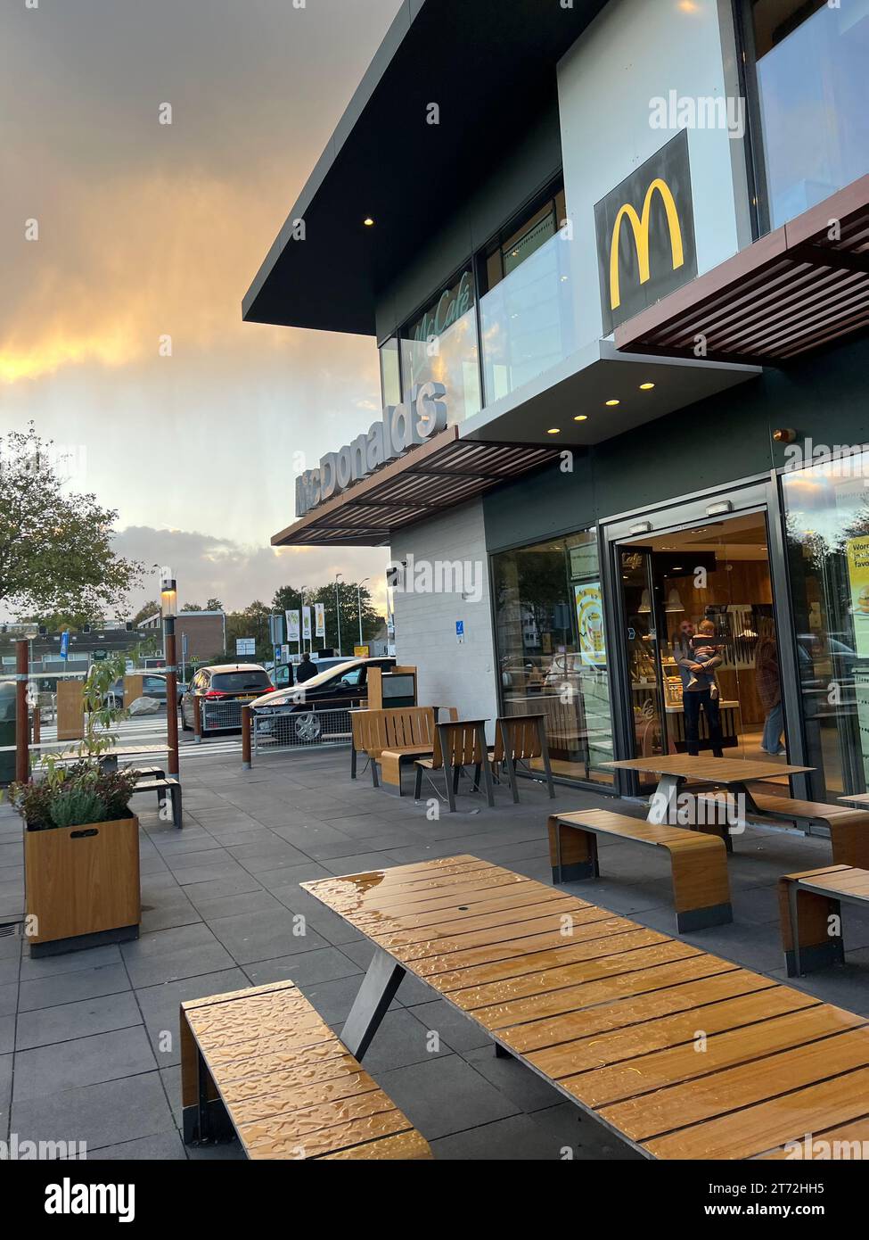 Mcdonalds tables hi-res stock photography and images - Alamy