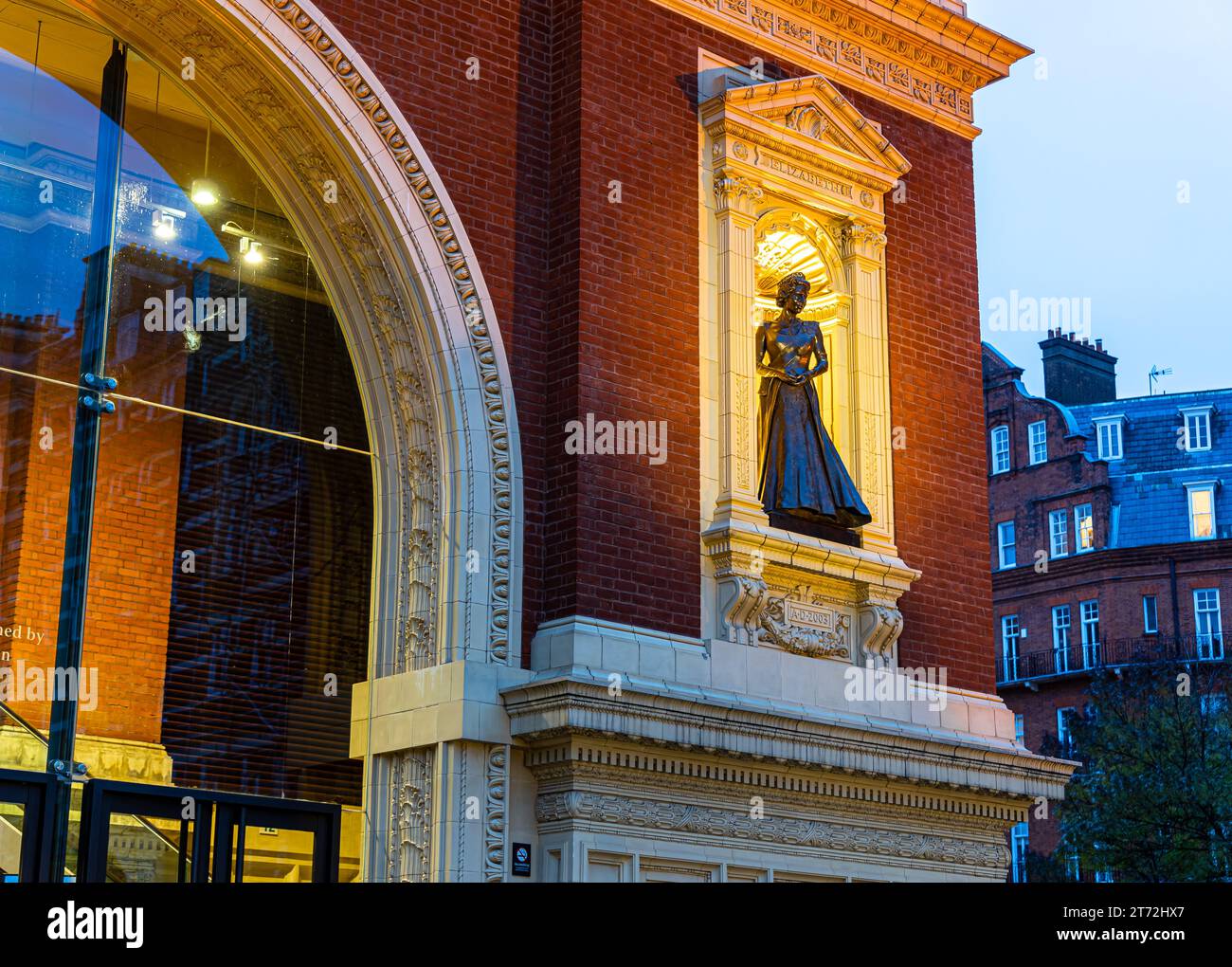 Twilight view of new bronze statues of Elizabeth II and Prince Philip ...