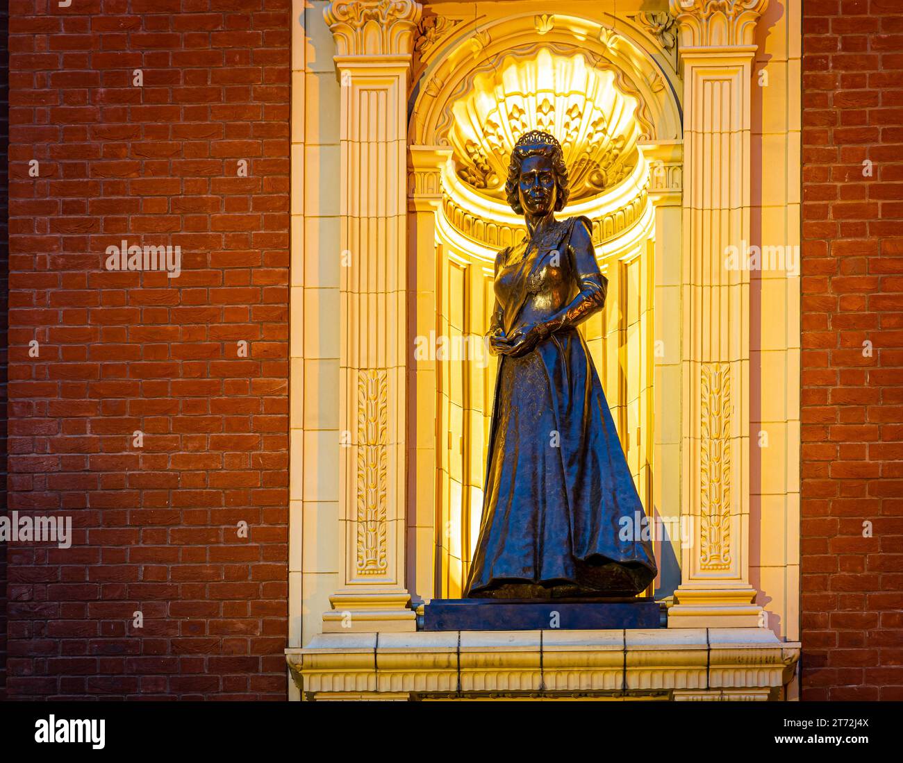 Twilight view of new bronze statues of Elizabeth II and Prince Philip ...