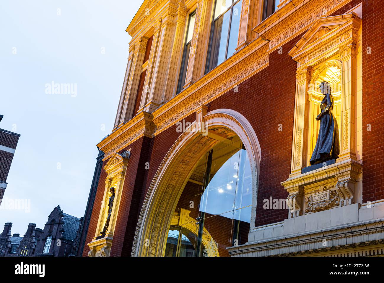 Twilight view of new bronze statues of Elizabeth II and Prince Philip ...