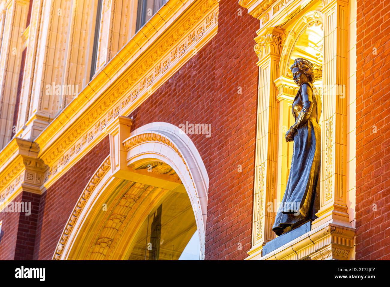 Twilight view of new bronze statues of Elizabeth II and Prince Philip ...
