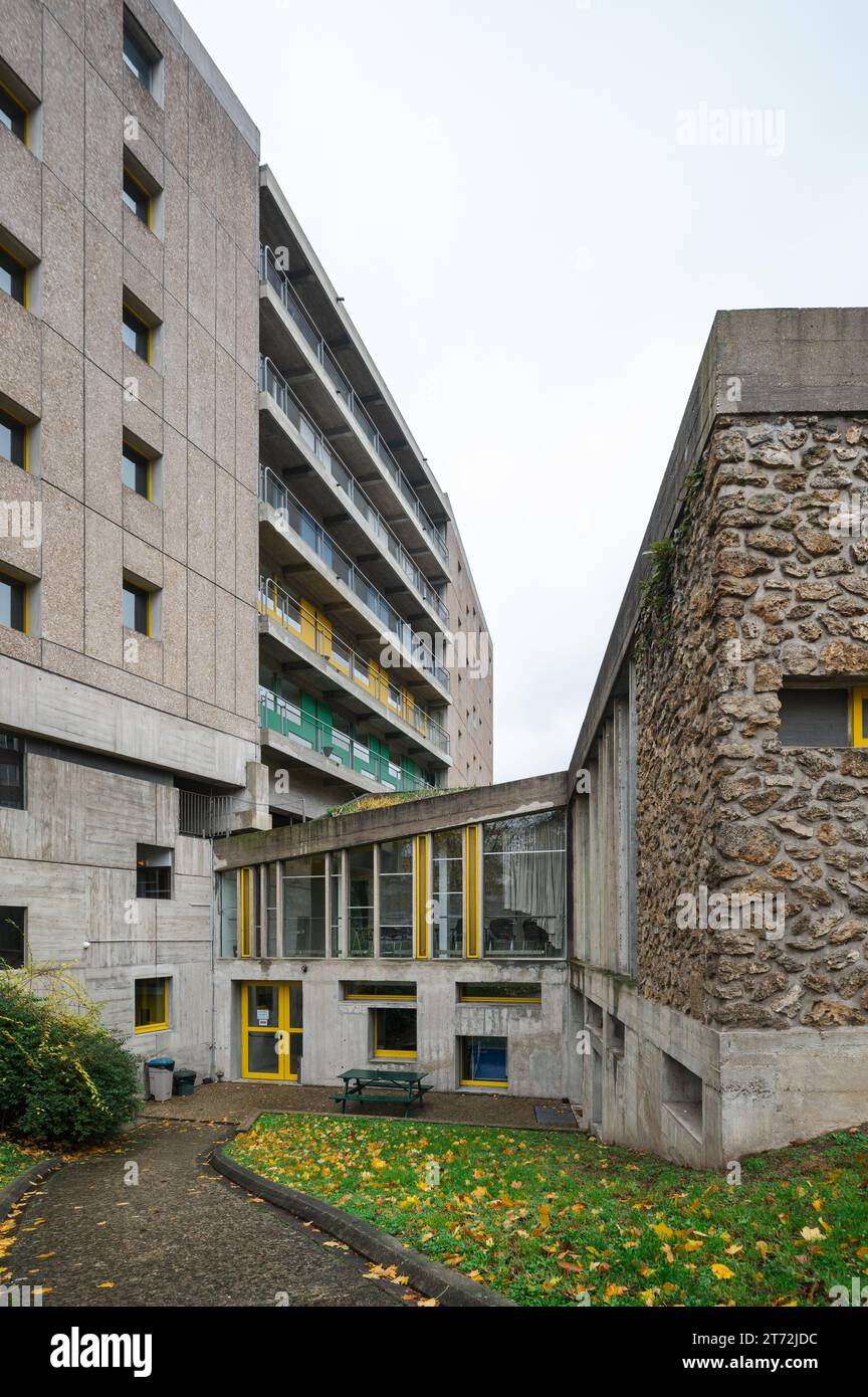 Courtyard perspective skyscraper hi-res stock photography and images ...