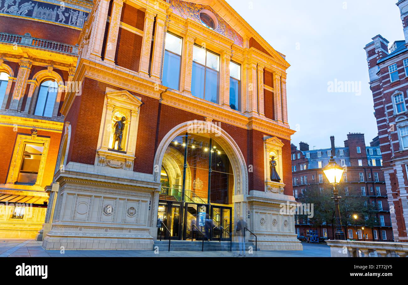 Twilight view of new bronze statues of Elizabeth II and Prince Philip ...