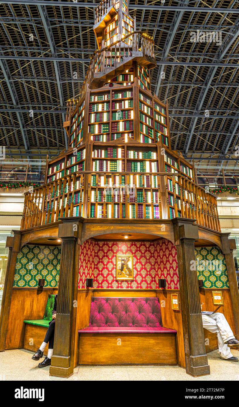 Christmas tree made of books at St Pancras station in London in 2023 ...