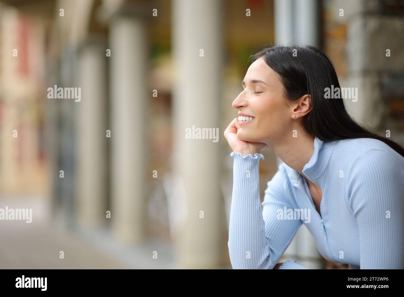 Happy single woman hi-res stock photography and images - Alamy
