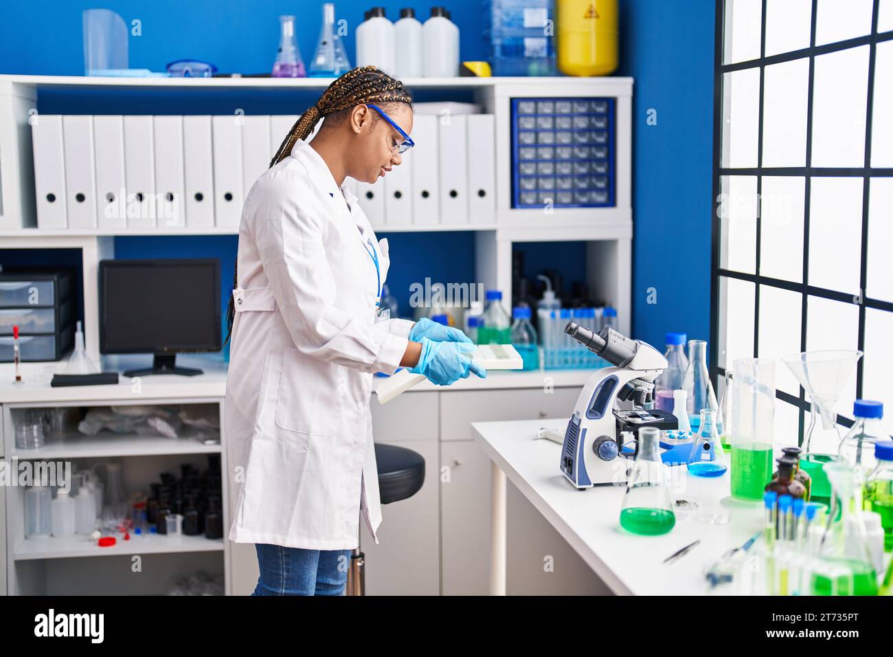 Black microscope samples hi-res stock photography and images - Alamy