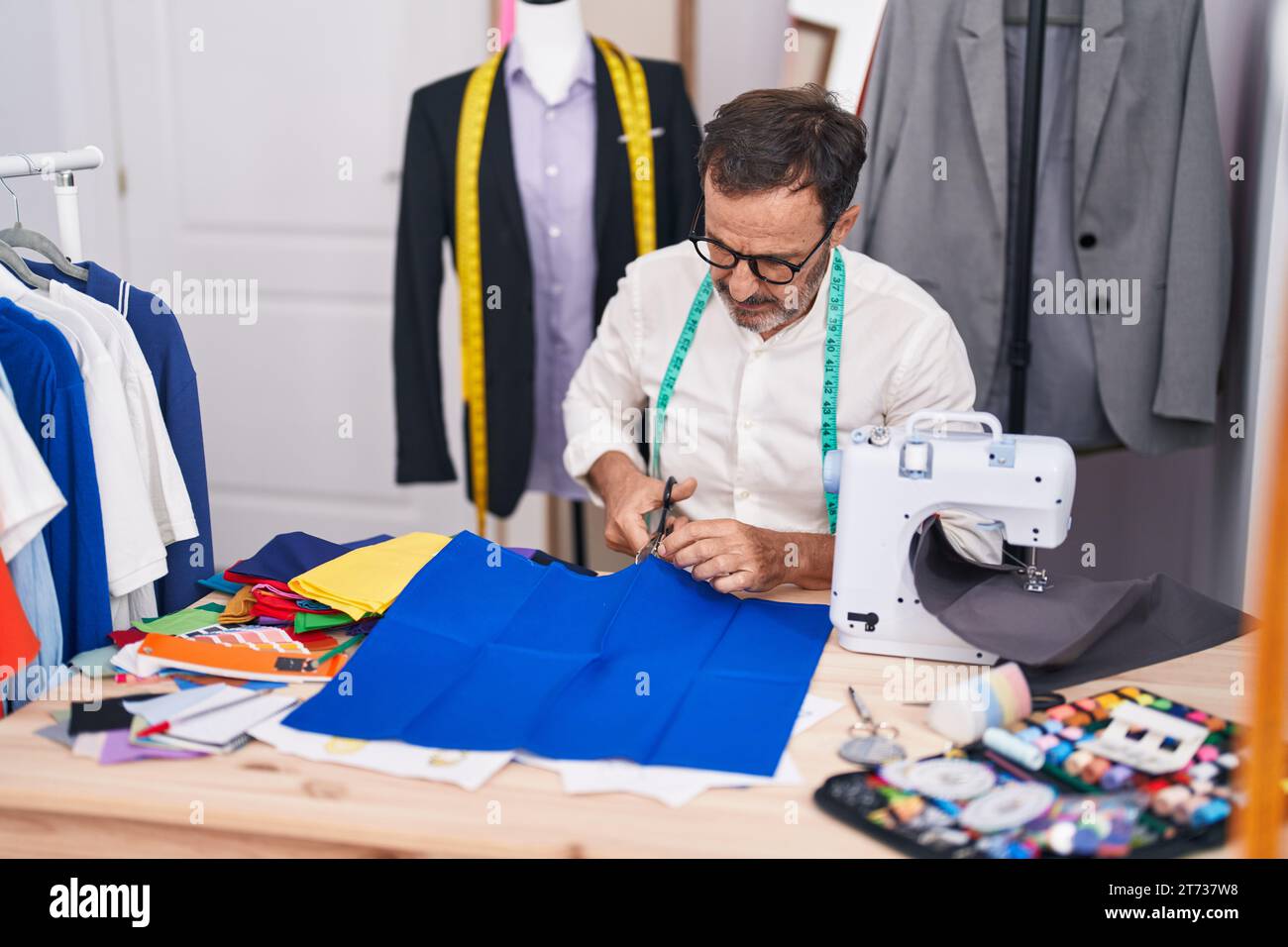 Mature tailor working cut hi-res stock photography and images - Alamy