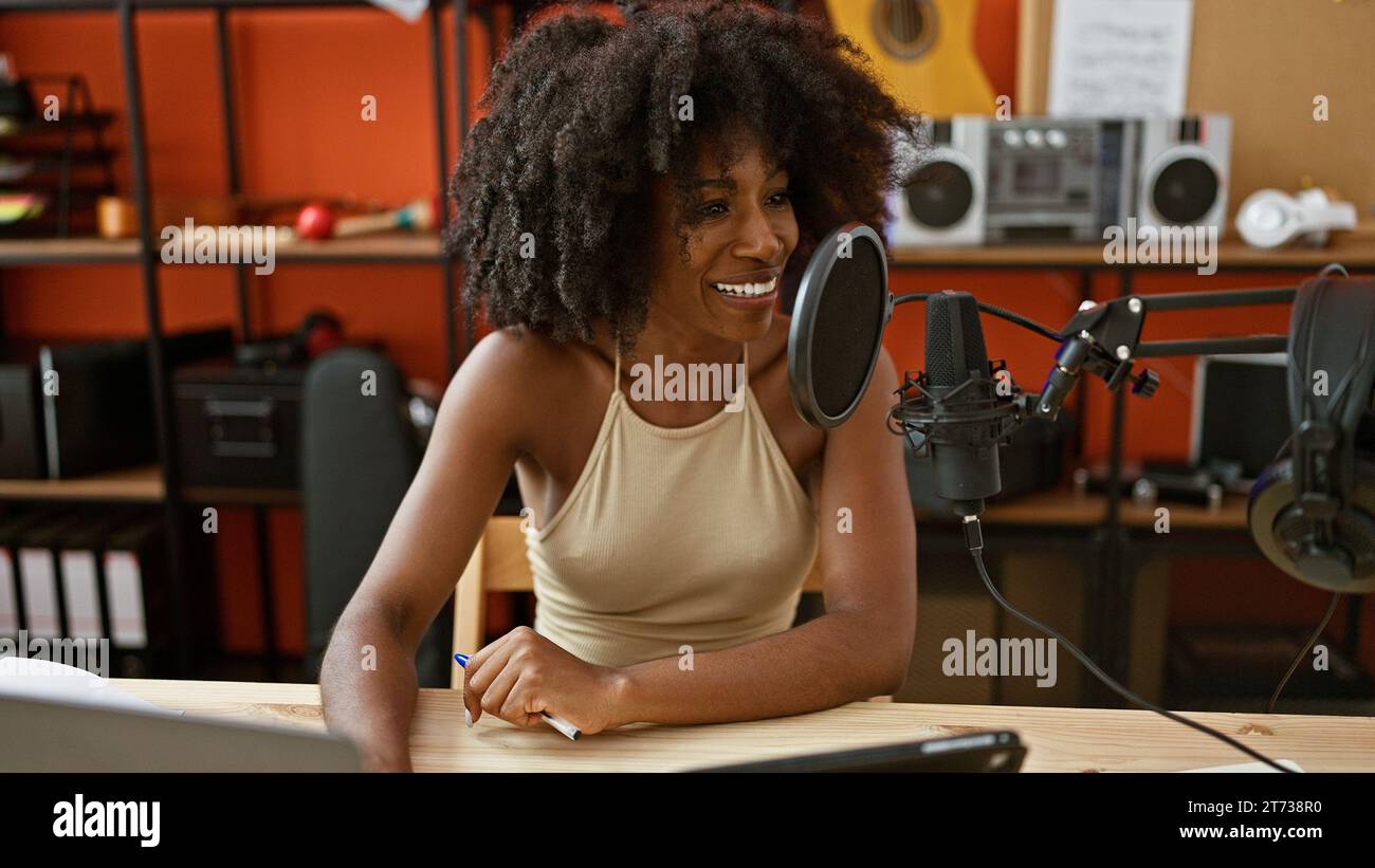 African american woman radio hi-res stock photography and images - Alamy