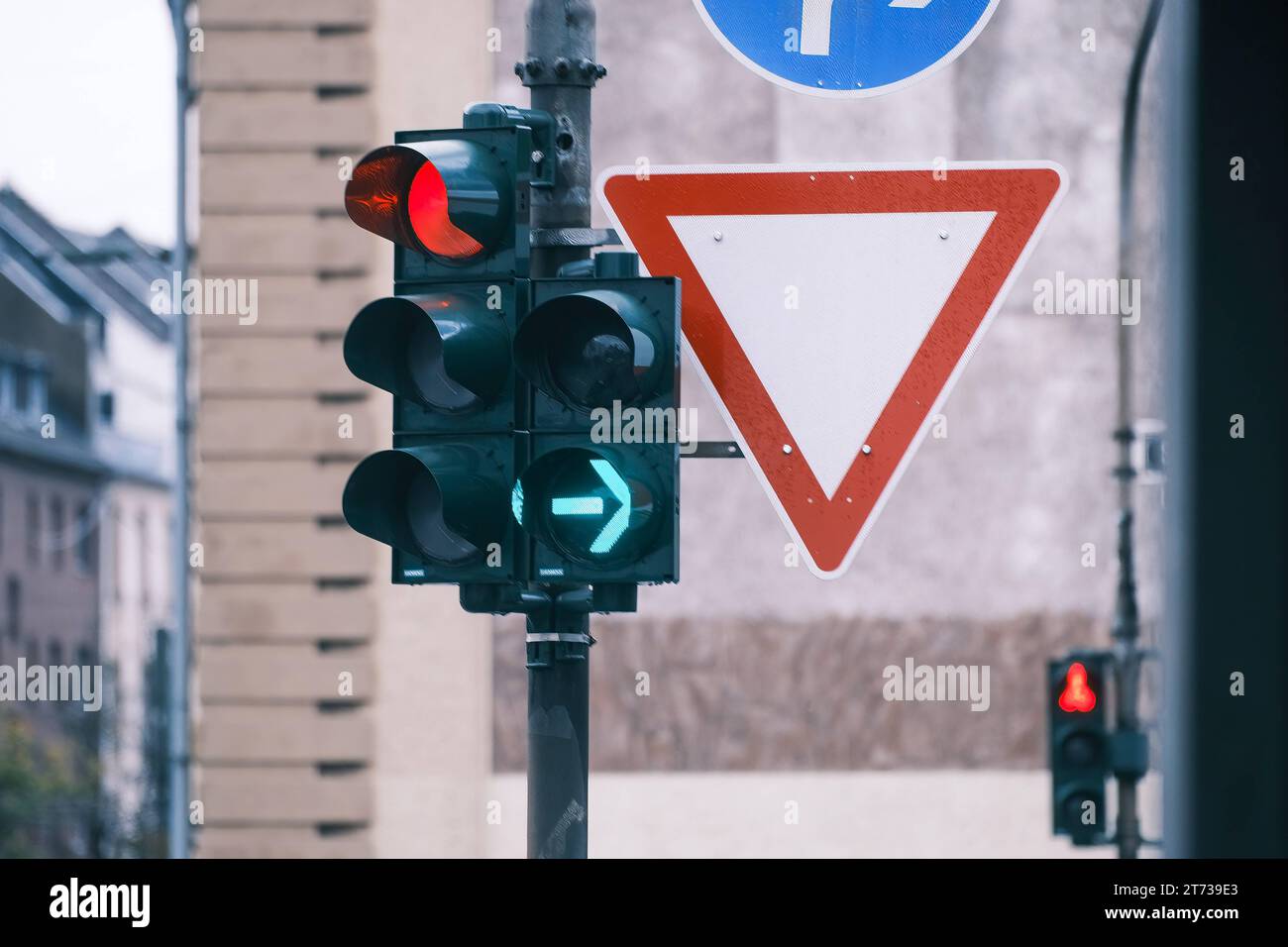 Düsseldorf 13.11.2023 Grüner Pfeil Ampelanlage rote LZA Vorfahrtsschild ...