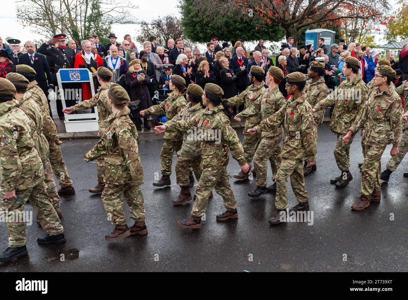 Saluting remembrance day hi-res stock photography and images - Alamy