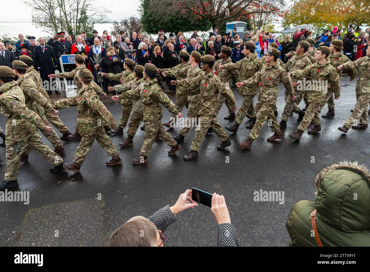 Saluting remembrance day hi-res stock photography and images - Alamy