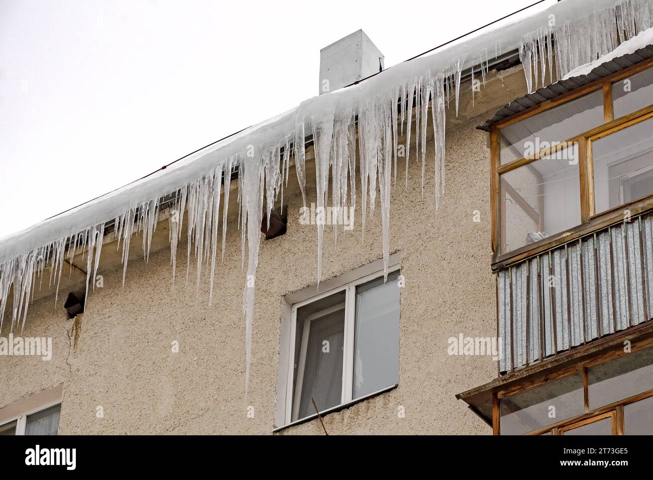 Icing roof hi-res stock photography and images - Alamy