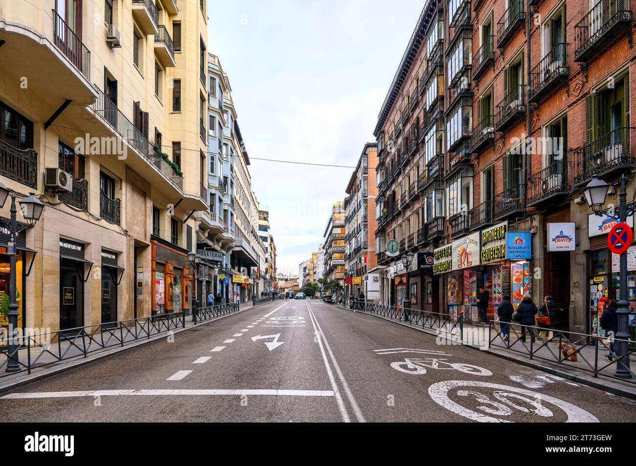 Symmetric view of an empty city street and the architecture of ...