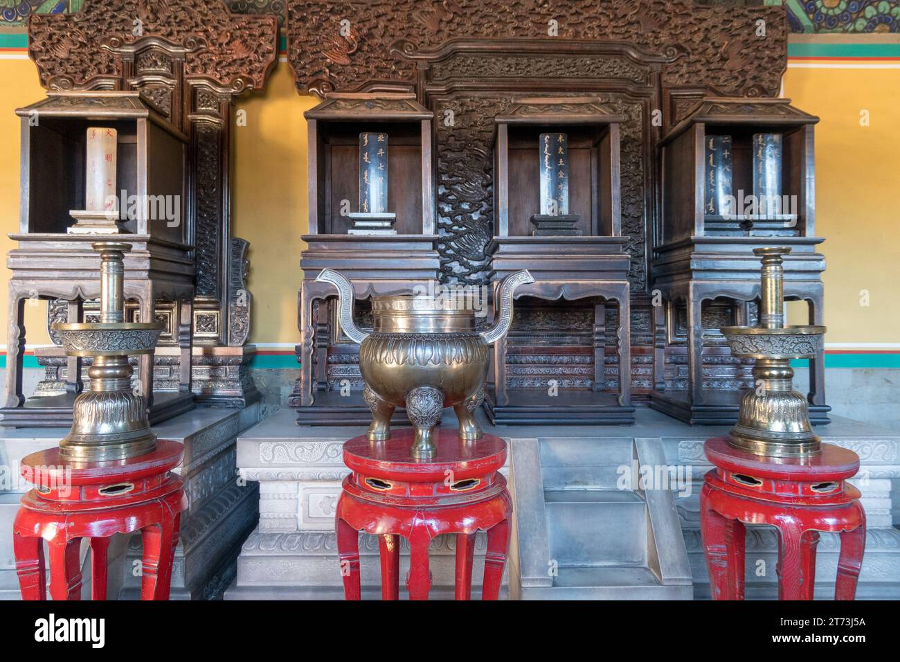 Ritual bronze tripod at the Beijing Temple of Heaven (Beijing), China ...