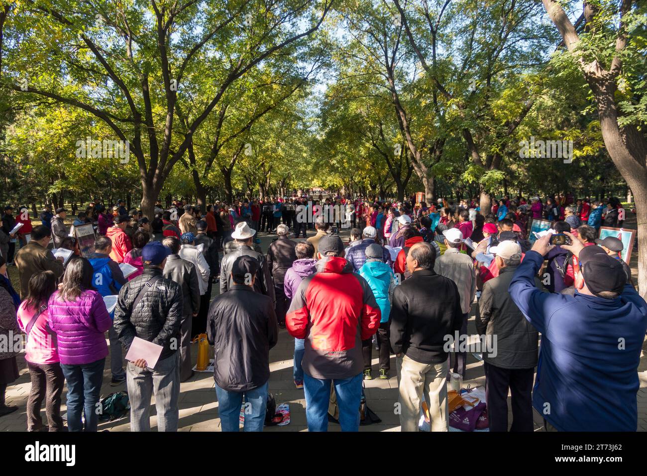 Chinese people sing in hi-res stock photography and images - Alamy