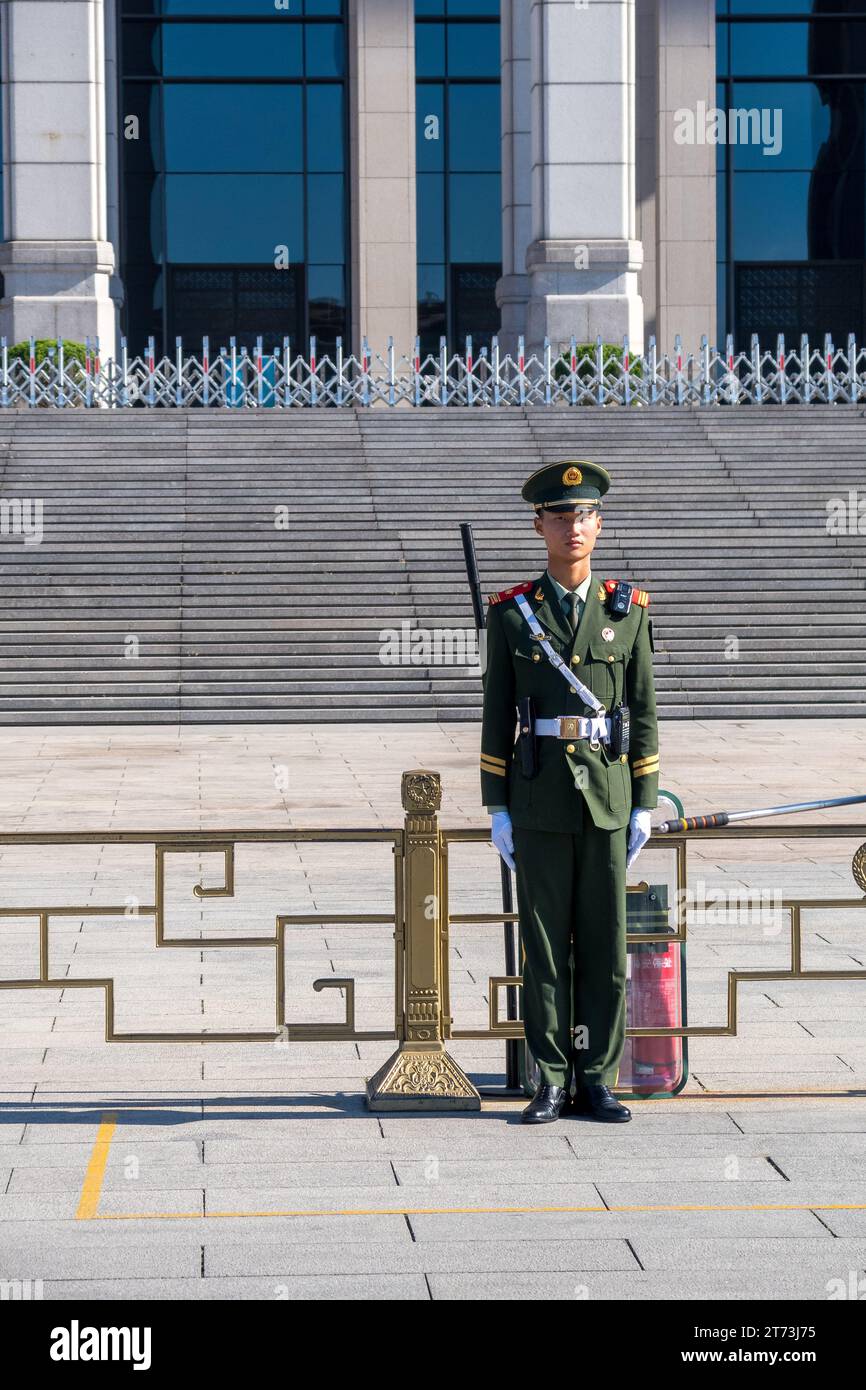 Chinese soldier standing guard in Tian' An Men Square, Beijing (Beijing ...