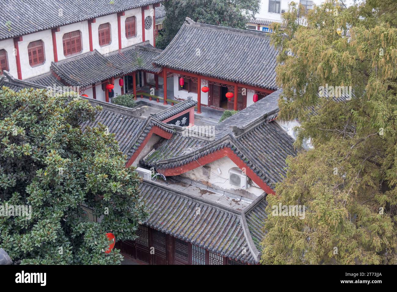 Traditional Chinese house built around an interior courtyard Stock ...