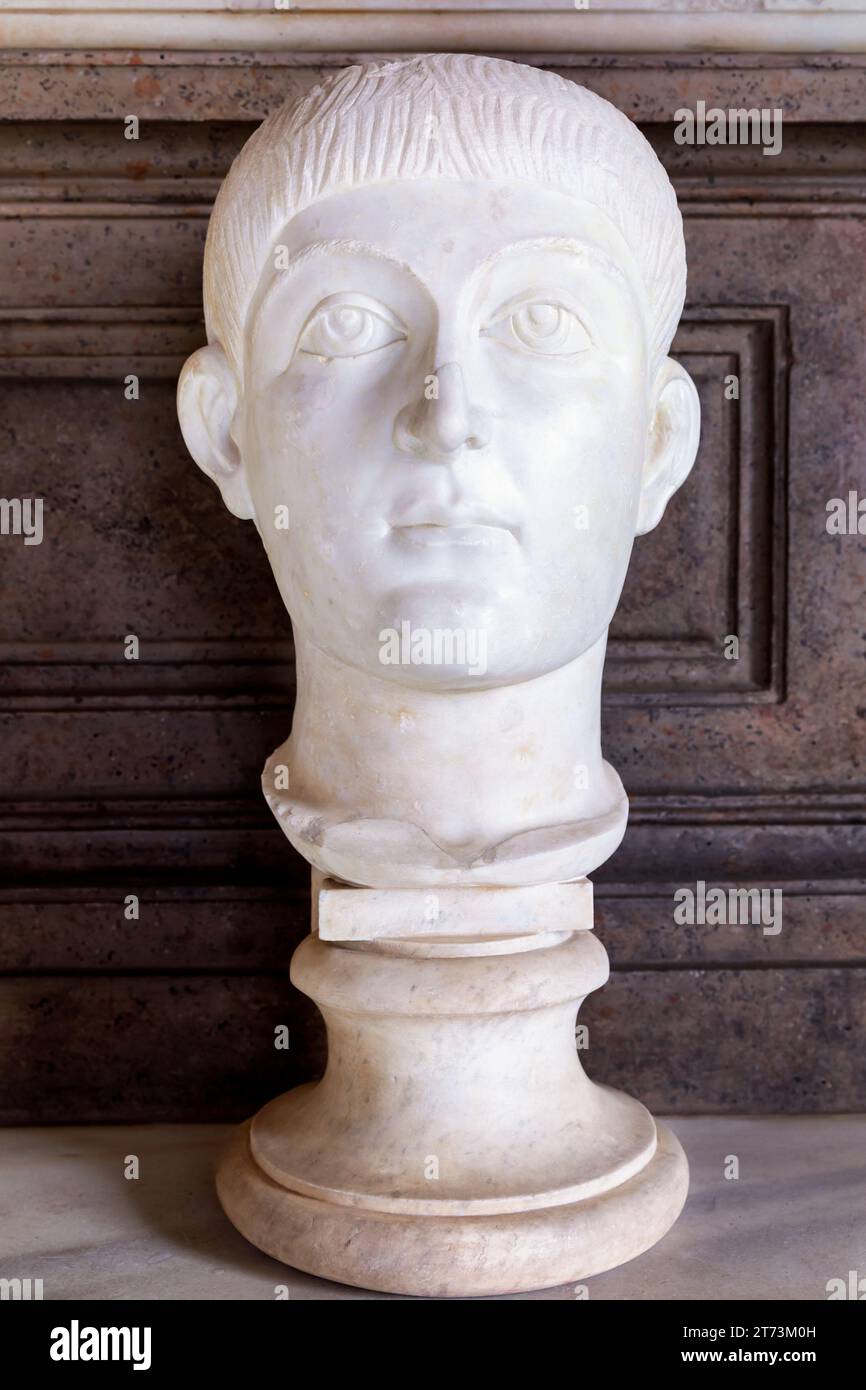 Ancient roman stone heads hi-res stock photography and images - Alamy