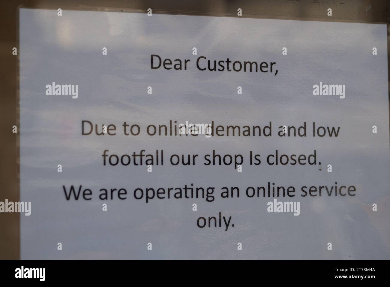 Chesham, Buckinghamshire, UK. 11th November, 2023. A notice in a shop ...