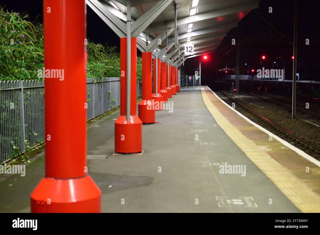 Platform 12 at Crewe railway station at night Stock Photo - Alamy