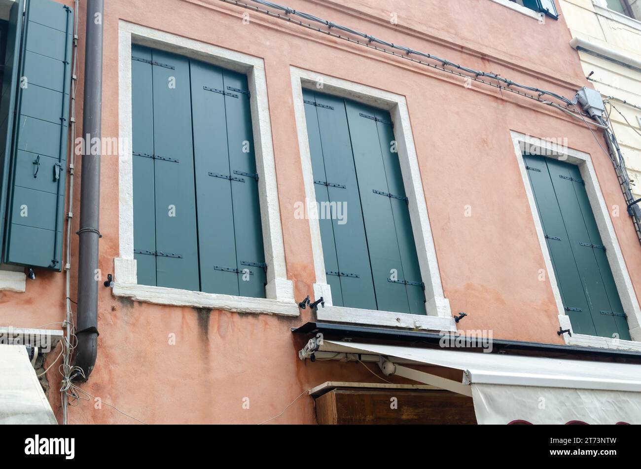 Closed windows on a typical Venetian residential house - detail Stock ...