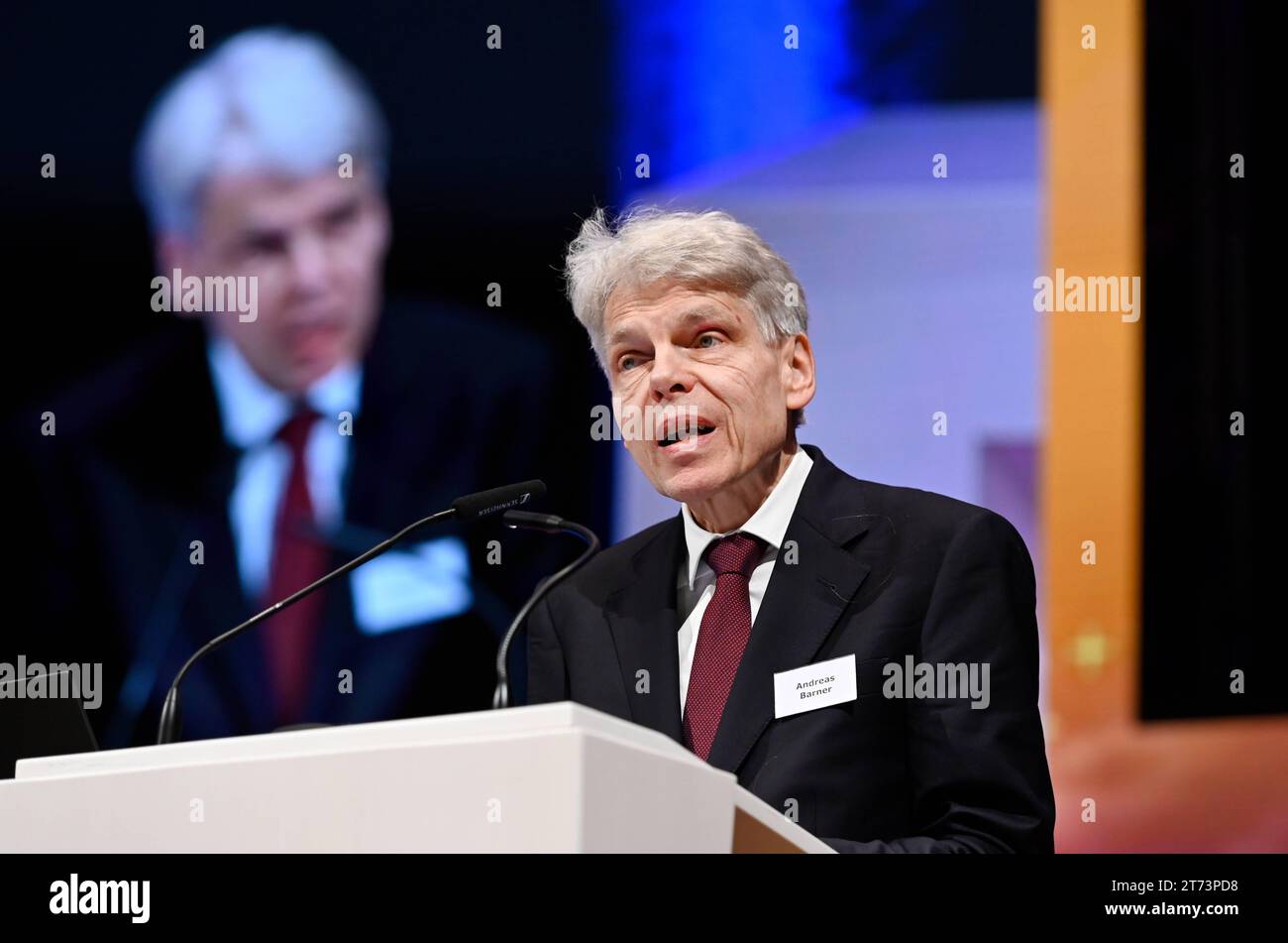 Mit Beratungen ueber die kirchlichen Finanzen und die kuenftige ...