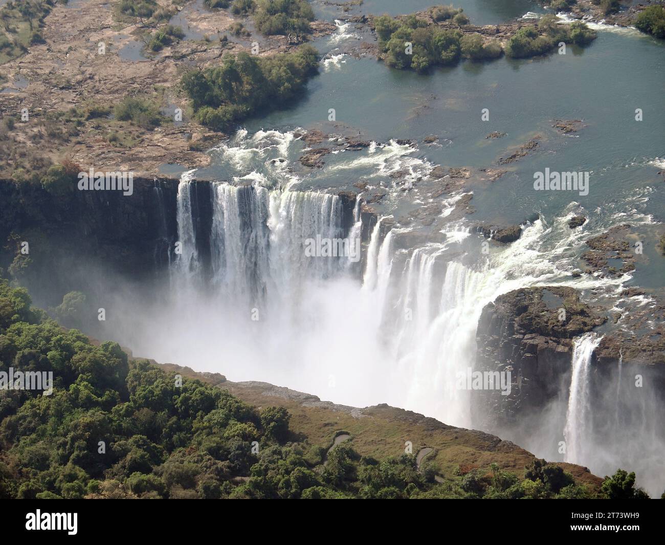Victoria Falls, Mosi-oa-Tunya (Thundering Smoke), Zambezi River ...