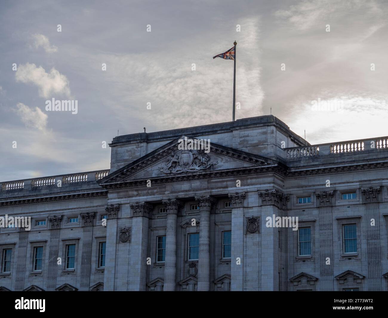 Buckingham palace behind hi-res stock photography and images - Alamy