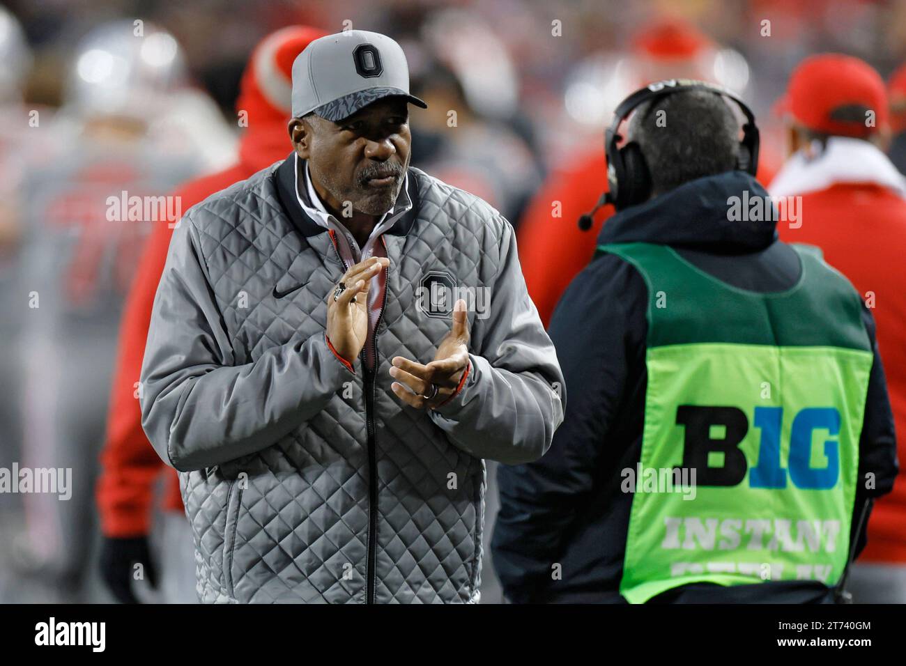 Ohio State athletics director Gene Smith walks the sidelines against ...